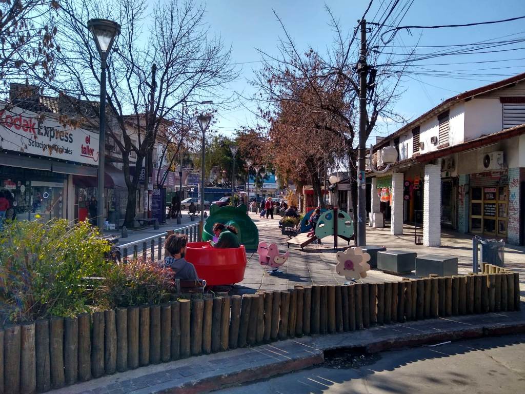 Pidieron que fuera una plaza y construyeron un edificio - Castelar Digital